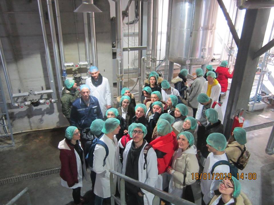 Studentët e Shkencave të Ushqimit vizituan fabrikën e vajit “Floil” në ...