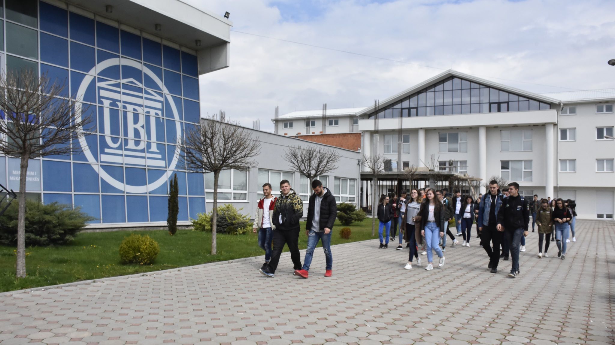 Maturantët e Gjilanit të vendosur për të studiuar në UBT (Foto& Video ...