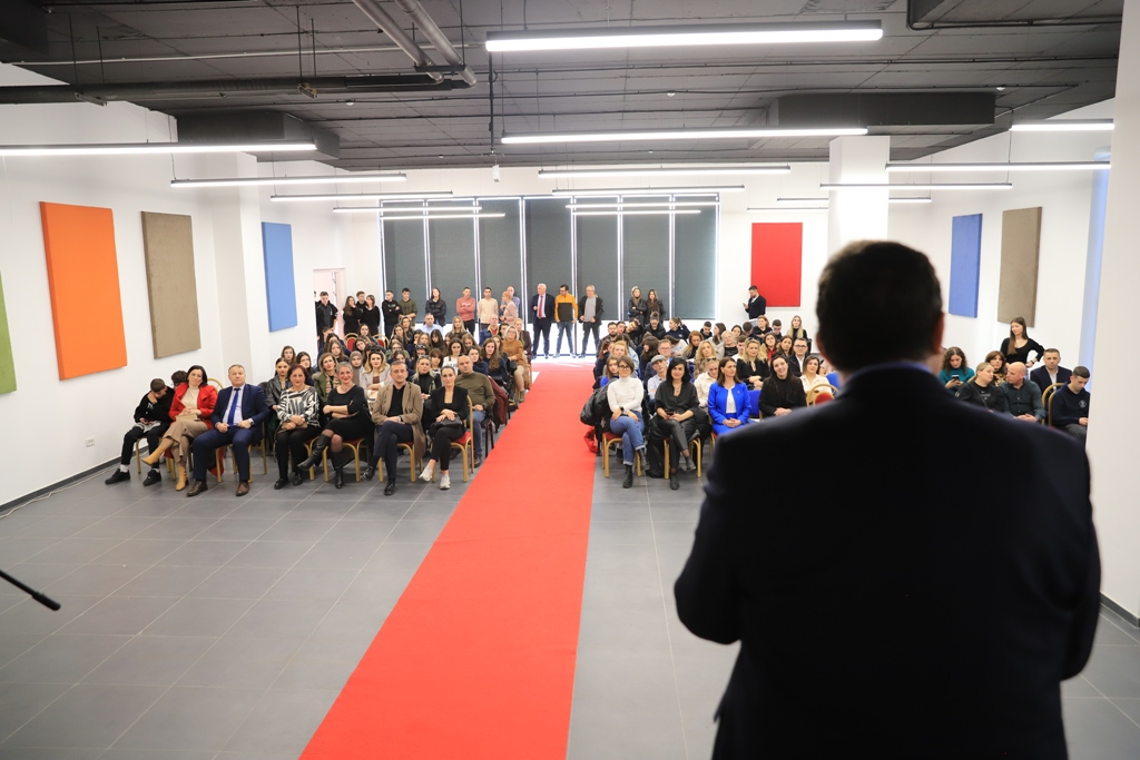 Nxënësit e Shkollave të Mesme në UBT shënuan Ditën e Pavarësisë së Kosovës Nxënësit e Shkollave të Mesme në UBT shënuan Ditën e Pavarësisë së Kosovës