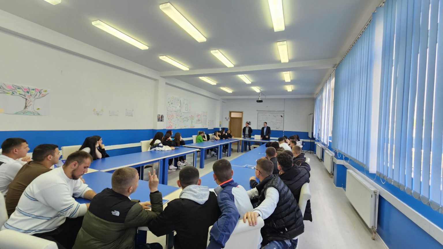 Përfaqësues të UBT-së zhvilluan një sesion informues në Shkollën e ...