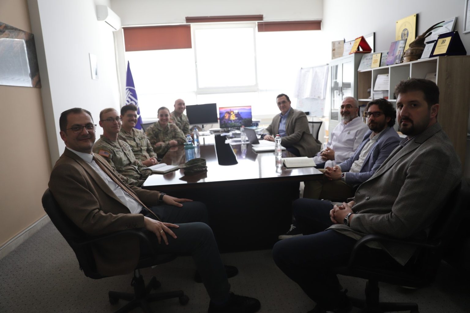 Rektori Hajrizi priti në takim komandantin e stafit mjekësor të kampit ...