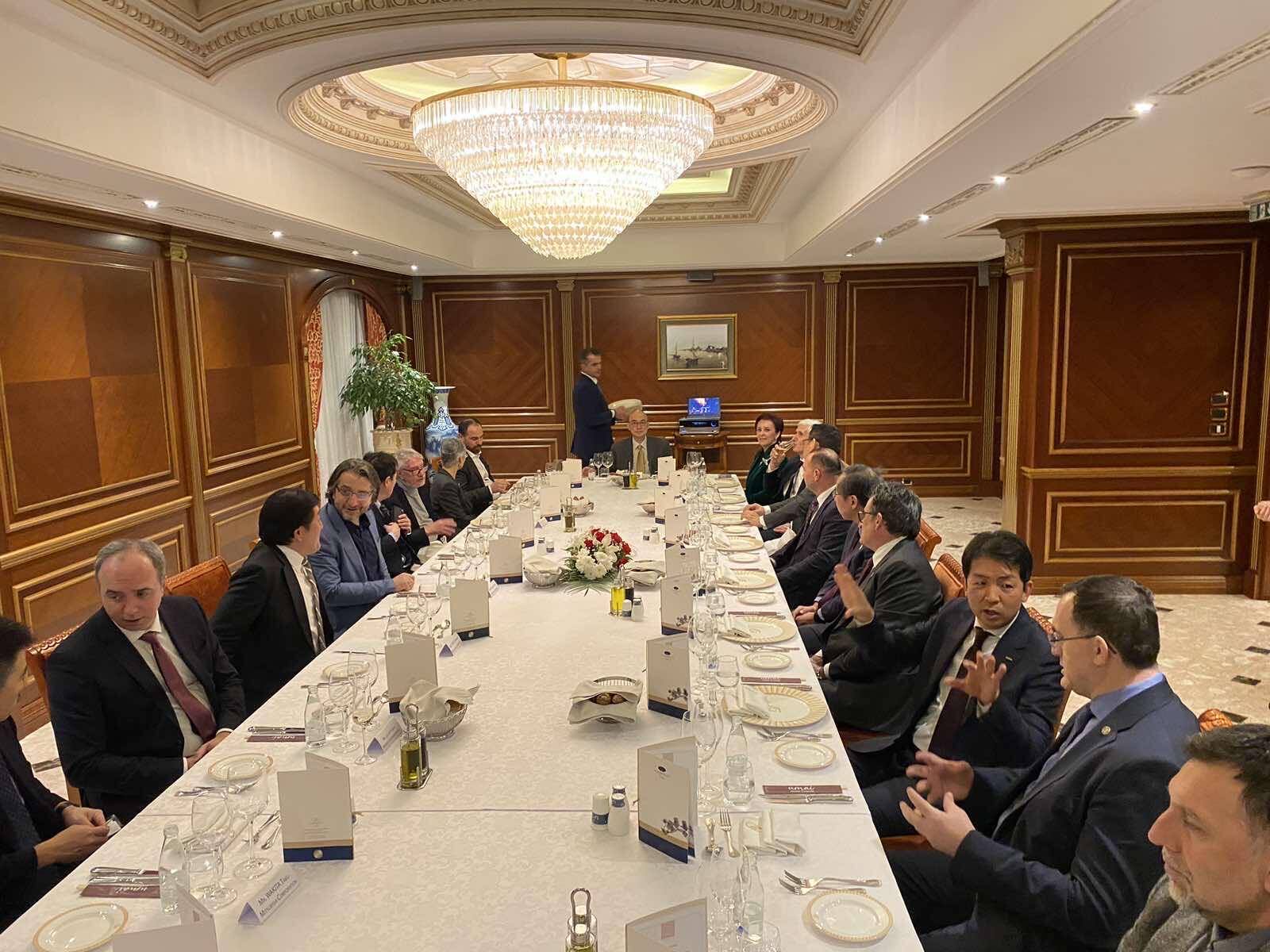 Rektori Hajrizi ishte i ftuar në një darkë pune nga Ambasadori i ... Rektori Hajrizi ishte i ftuar në një darkë pune nga Ambasadori i ...