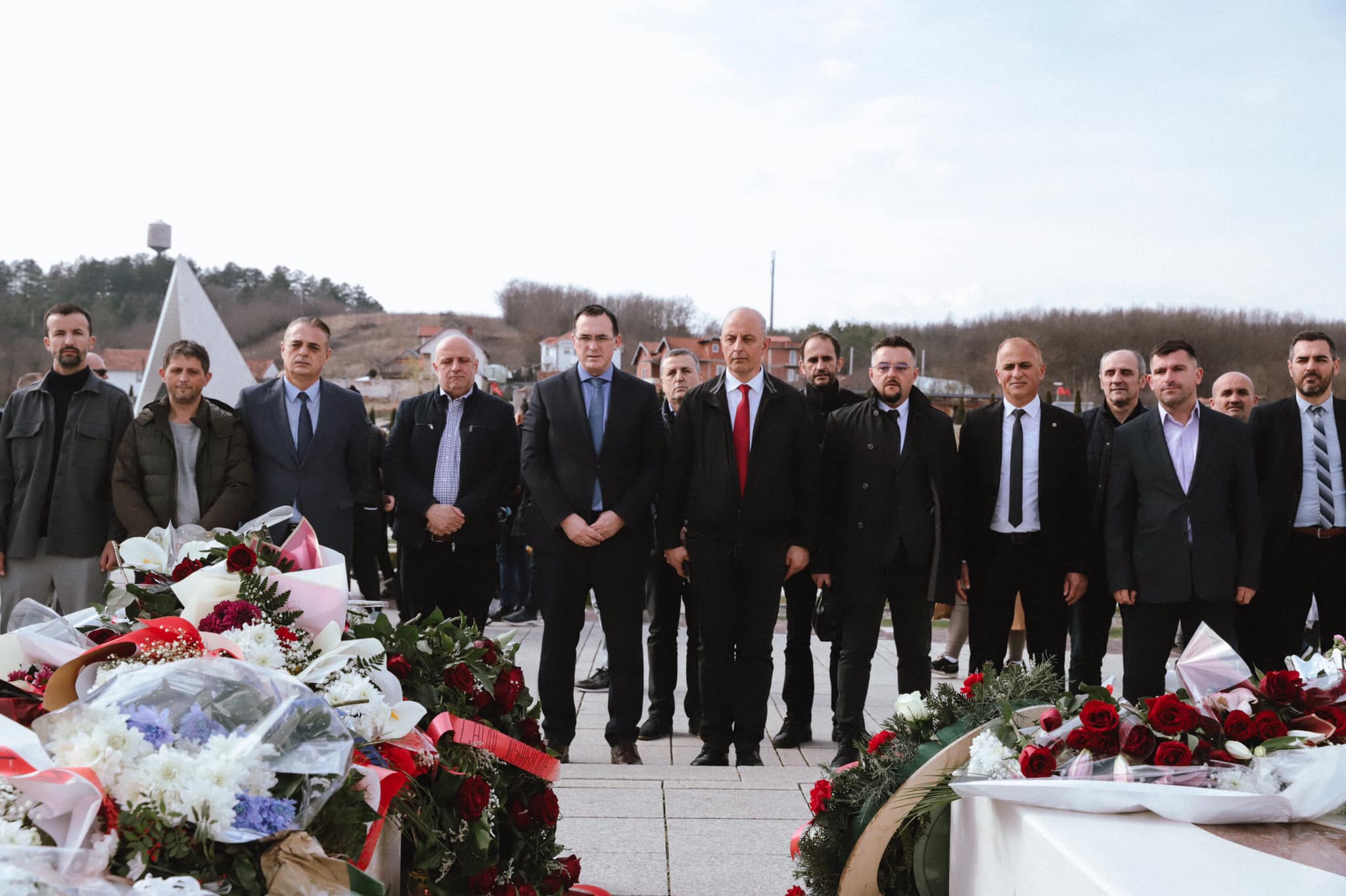 “Sërish vjen marsi” – UBT bën homazhe në Prekaz “Sërish vjen marsi” – UBT bën homazhe në Prekaz
